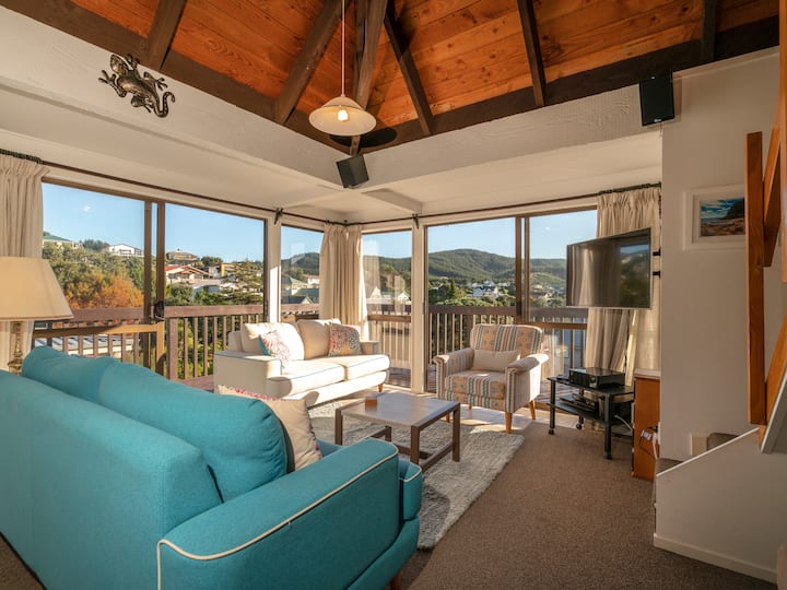Peg's Place - The Music Lounge - Whangamatā