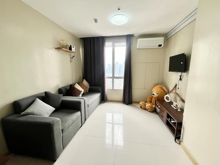 Skyline View 2br | Near Bgc | Free Pool & Gym - Pasig