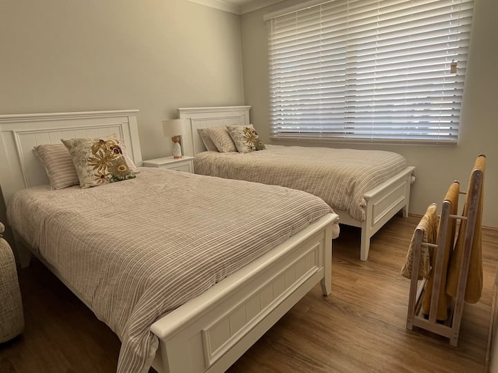 Travelling With A Friend, Comfortable K. Singles - Bridgetown