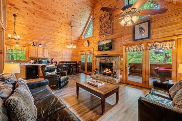 Peaceful 2br W/hot Tub*pool Table*fireplace*arcade - Gatlinburg, TN