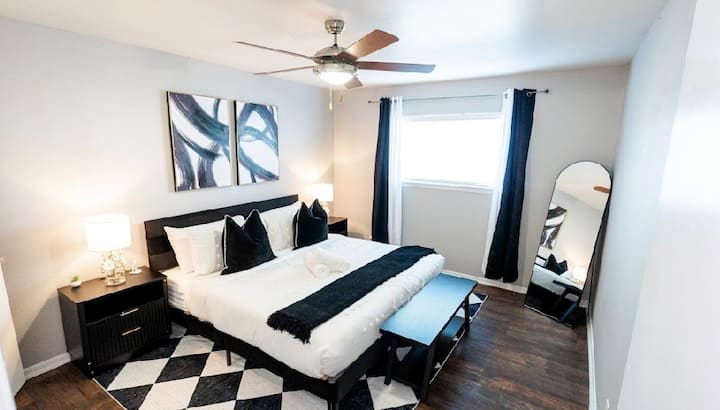 Elegant 1/1 Bedroom 
Downtown Austin View - Austin, TX