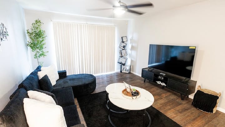 Elegant 1/1 Bedroom
Downtown Austin View - Austin