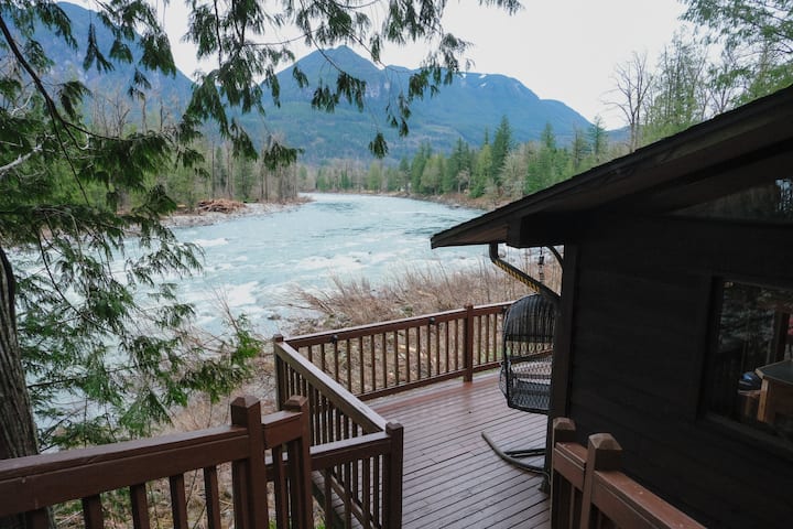 Sky Riverfront Lodge W/ Hot Tub & Views - Wallace Falls State Park, Gold Bar
