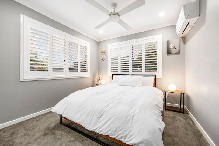 Spacious Beachmere Retreat - Walk To The Bay - Beachmere