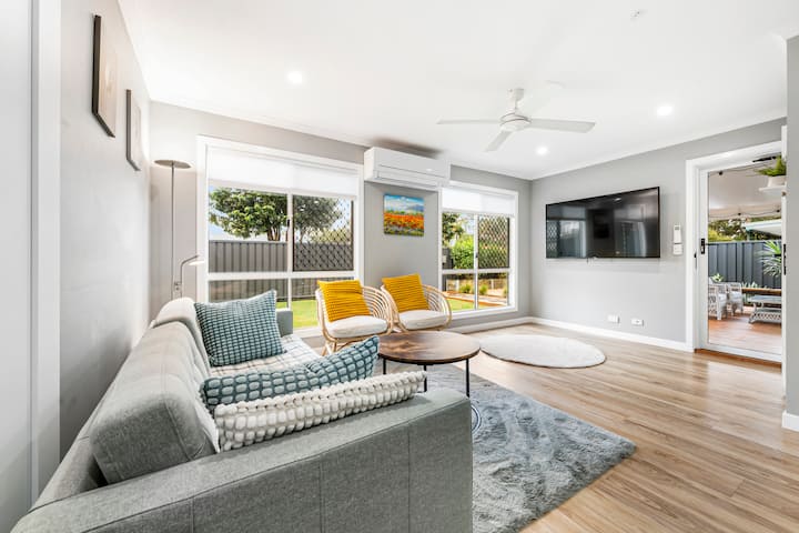 Spacious Beachmere Retreat - Walk To The Bay - Beachmere