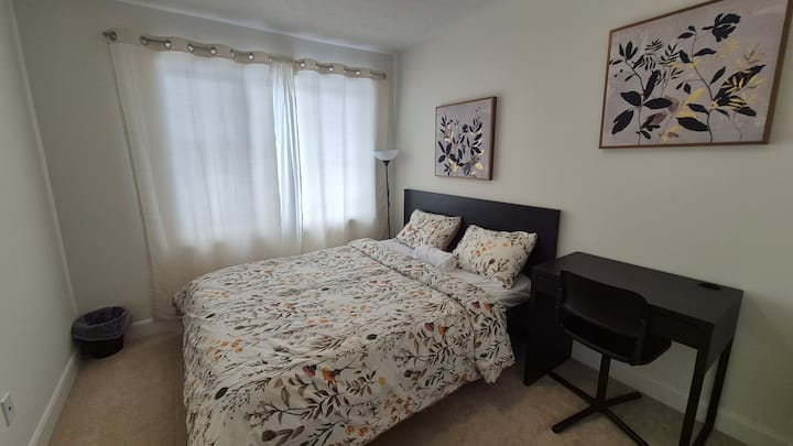 Cozy Modern Room - Kanata