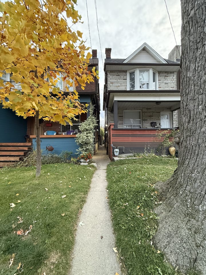 Comfy 2br Basement Near Bloor & Lansdowne - Toronto, ON