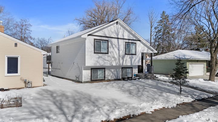 “The Magnolia House 4br/2ba · Work, Games, & Stay! - White Bear Lake, MN