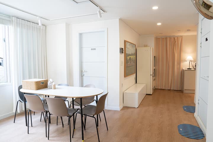 [New Open]홍대 연남 6룸·4호텔욕실｜단독주택대형숙소｜단체전용 프리미엄숙소 - Seoul