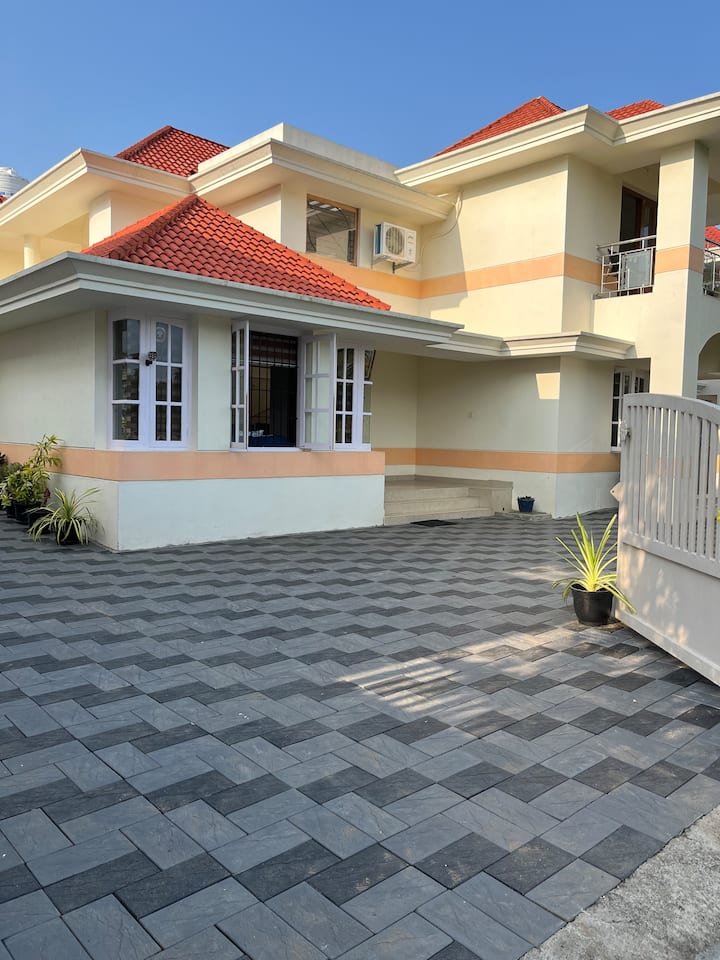 Eco-friendly Luxury Villa In Chalkudy River Bank - Chalakudy