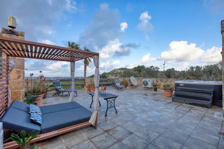 Stunning 2br Villa With Pool - Malta