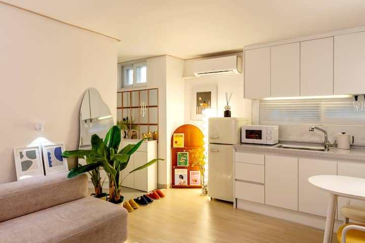 오픈특가]#공항픽업#명동30분#롯데월드5분#성수4분#kspo#코엑스#ddp#짐보관#8인가족 - South Korea