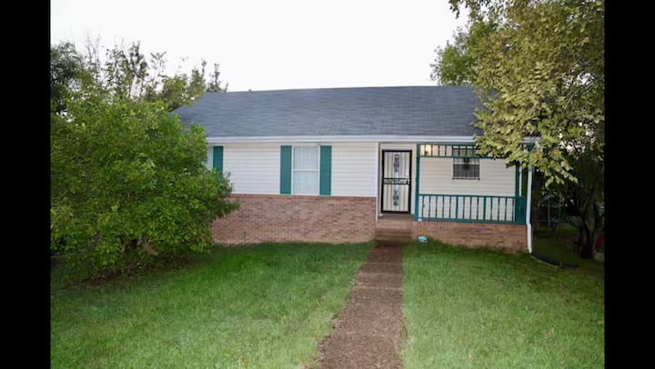 Laid-back Retreat | Fire Pit, Porch & Good Vibes” - Nashville, TN