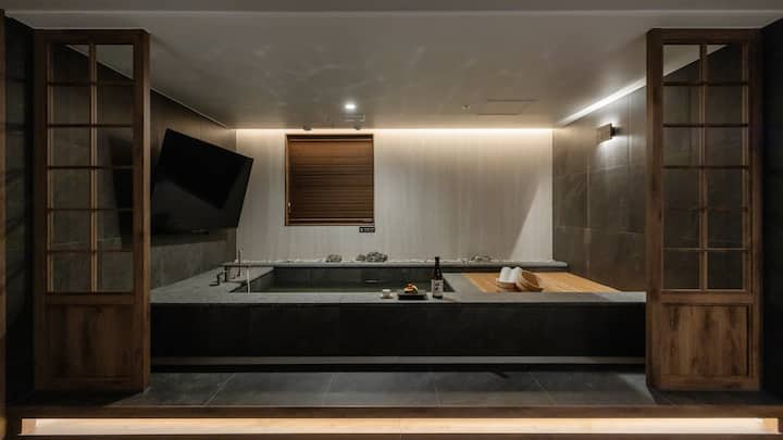 [아늑 호텔 해운대] 디럭스 스위트 패밀리 | 퀸베드3 | 6인실 | 조적욕조 - Busan