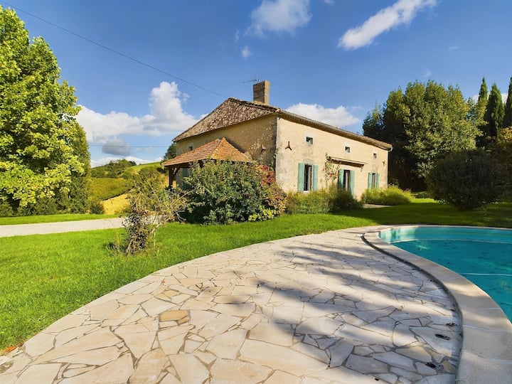 Charming Beaugas Farmhouse With Privacy And Views - France
