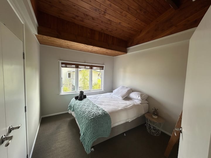 Large Raglan Room In A Shared House - Raglan