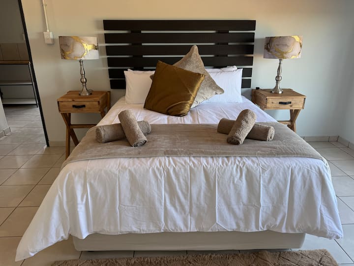 Comfortable And Well-maintained Flat - Hartswater