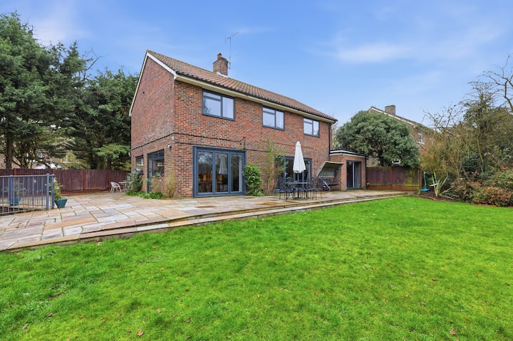 Luxury 5br | Pool & Games Room - Essex