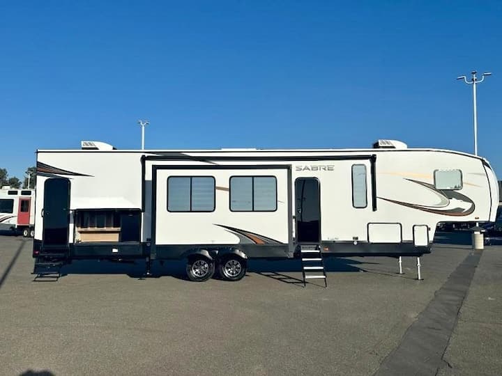 Camp Daddy Deluxe | Bunkhouse & 1.5 Baths - Lexington, KY