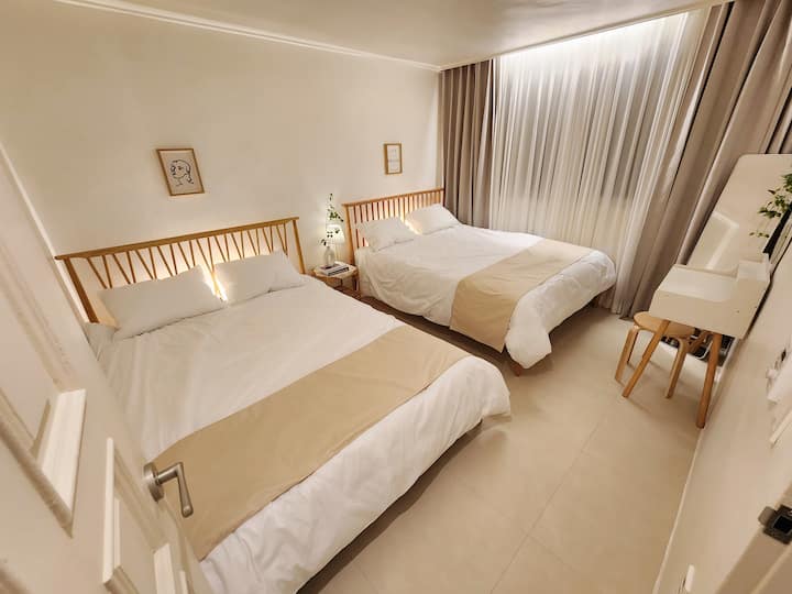 [Gemini Stay2]이태원 역/6인 숙박/퀸사이즈 침대 3개/한남/남산/북촌/서울역 - Seoul