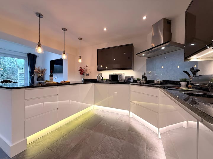 2-waters 4-br  Hemel Luxury: Contractors, Families - Hemel Hempstead