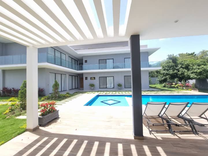 Somptueuse Villa De 8 Chambres Pour Vos Séjours - Senegal