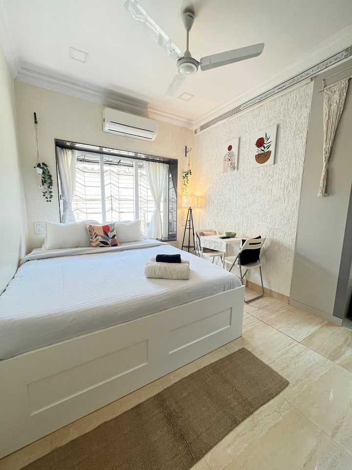 Iris (Private Studio Apartment Bandra West) - Mumbai