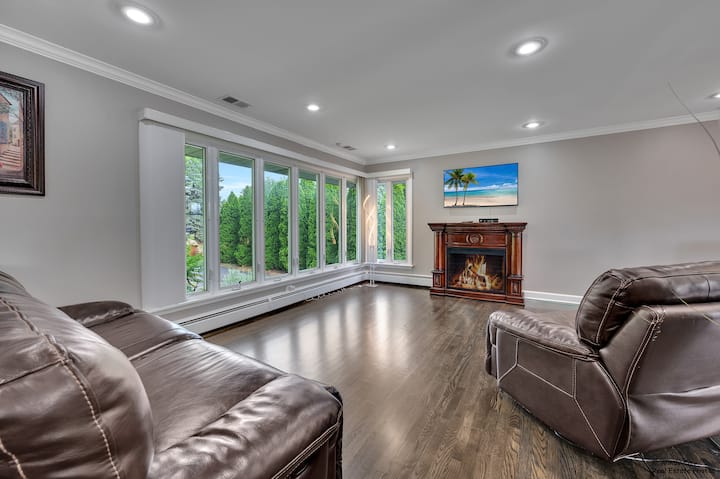 Beautiful 4bed,3bath,full Basement, Hot Tub & More - Wheaton, IL