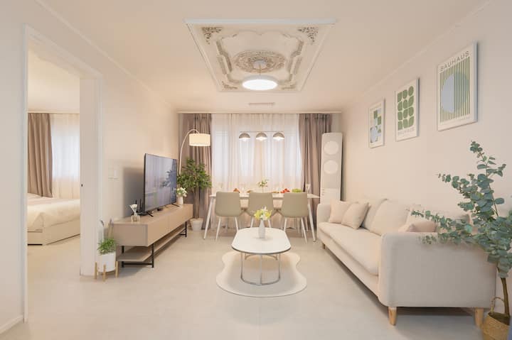 [신규오픈] 화이트 스위트
Dmc역 도보 5분거리
홍대입구 1정거장
3룸4베드 - South Korea