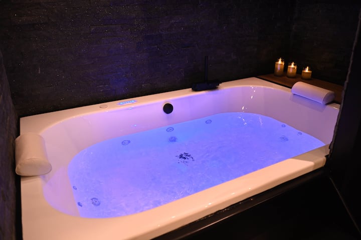 Batroom • Suite Batman • Balnéo & Salle Cinéma - Ibis Budget Verdun