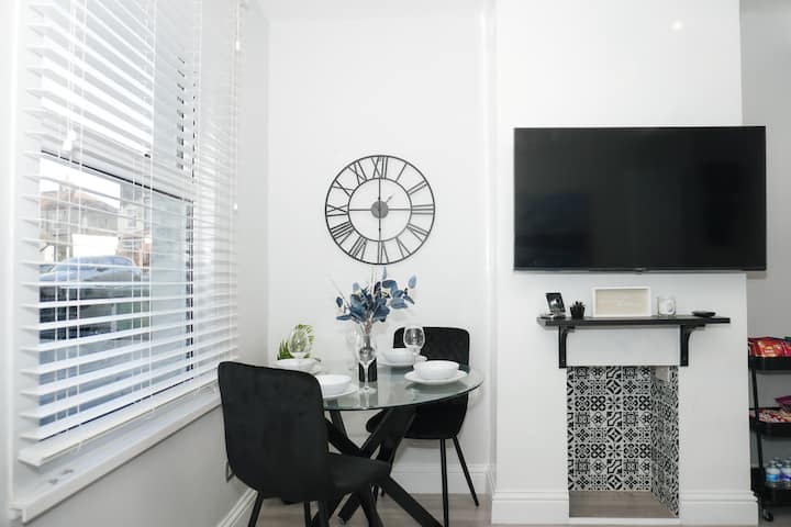 Modern 3-bed Home Dartford | Free Parking & Wi-fi - Dartford