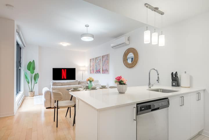 Group-friendly Old Port Suite | Parking | Sleeps 6 - Brossard