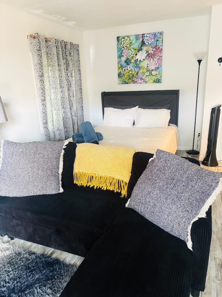 Sunshine Stay Furnished Studio Near It All - Bradenton, FL