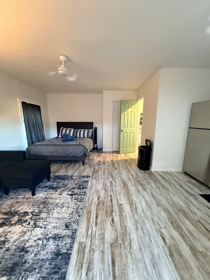 Sunshine Stay – Furnished Studio Near It All - Bradenton, FL