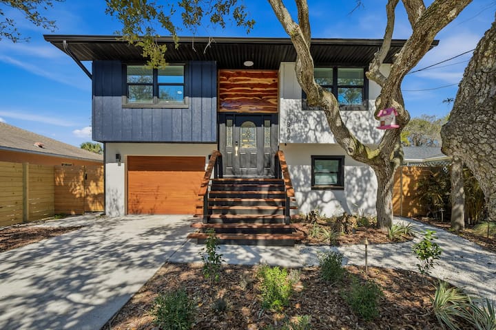 The Tides Beach House, Walk To Flagler Ave & Beach - New Smyrna Beach, FL