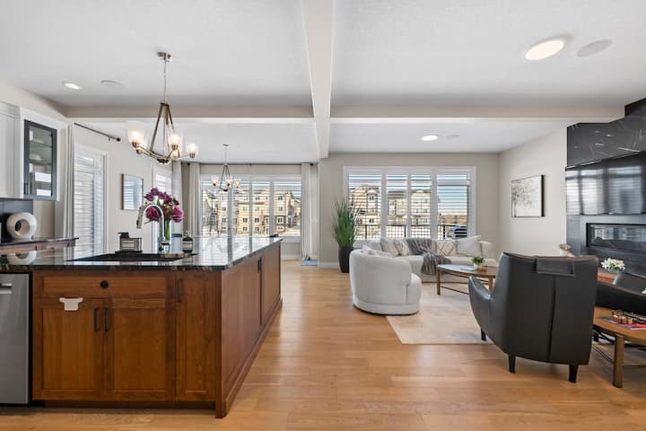 Luxurious Home Near Canal, Central Ac, Pool Table - Airdrie