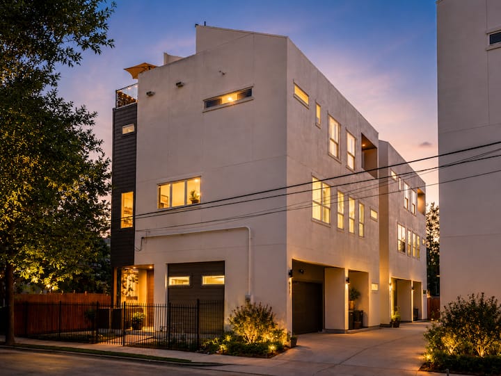8br W/ 2 Rooftops | Sleeps 20 | Near Downtown - Houston, TX