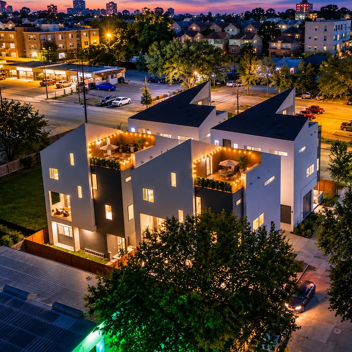 8br W/ 2 Rooftops | Sleeps 20 | Near Downtown - Houston, TX
