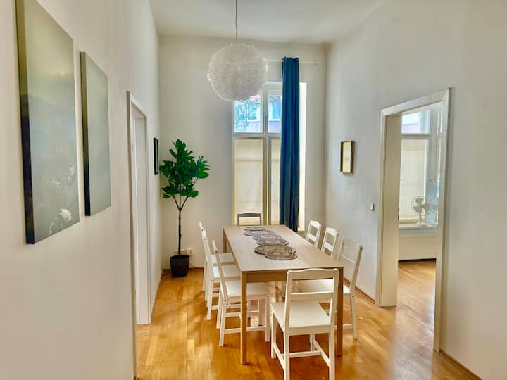 Backyard | Free Parking | 4 Bedroom - Bécs