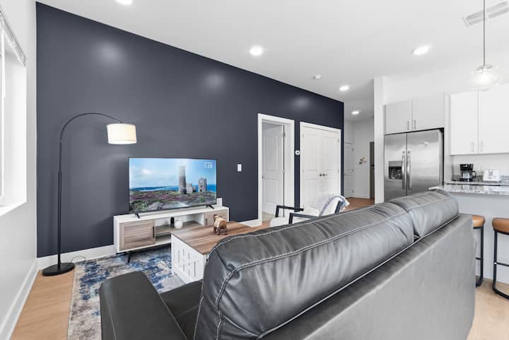 Luxe Lil' Italy 2br | Sleeps 6 | Free Parking+gym - Cleveland, OH