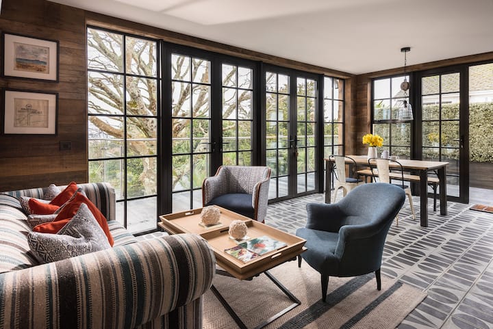 Sea View 5 Star Apartment With Jacuzzi Balcony. - Falmouth