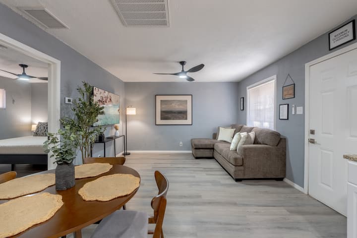 1br/1ba Chic Home • King Bed • Smart Tv’s - El Paso, TX