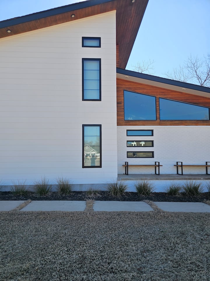 Mid-mod Lodge - Main House & The Studio - Conway, AR