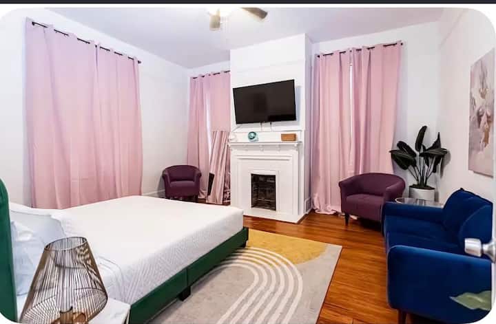 The Magnolia Row Retreat/modern + Professional - Savannah, GA