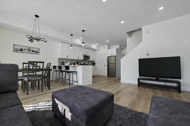 Modern Spacious New Build W/3 King Beds - Winnipeg