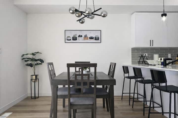 Exquisite Escape • 3 King Beds • Attached Garage - Winnipeg