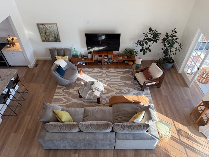 Modern New Home ~ Sleeps 6-8 - Bloomington, IN