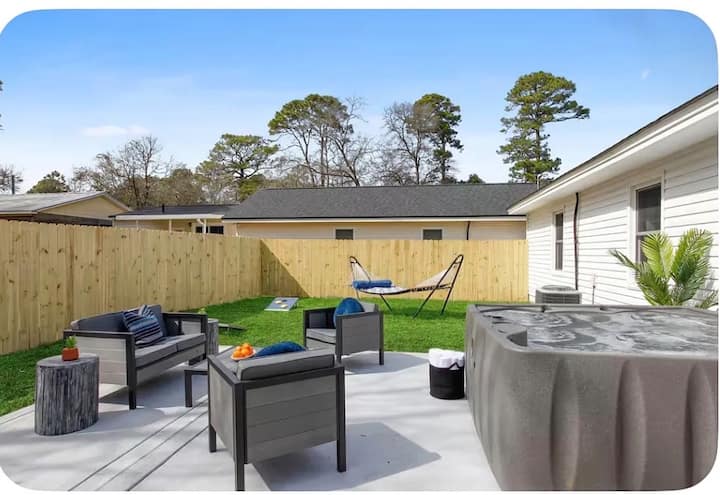 The Hot Tub Hideaway Retreat - Savannah, GA