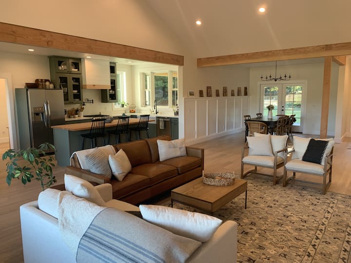 Redwood Meadows 4-br Farmhouse Retreat - Crescent City, CA