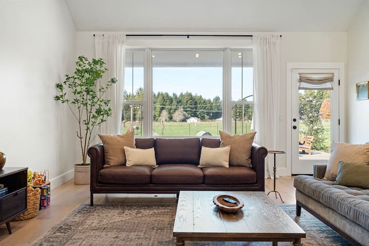 Redwood Meadows 4-br Farmhouse Retreat - Crescent City, CA